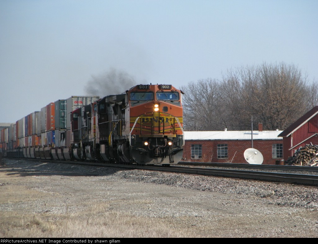 BNSF 902 westbound in a hurry.